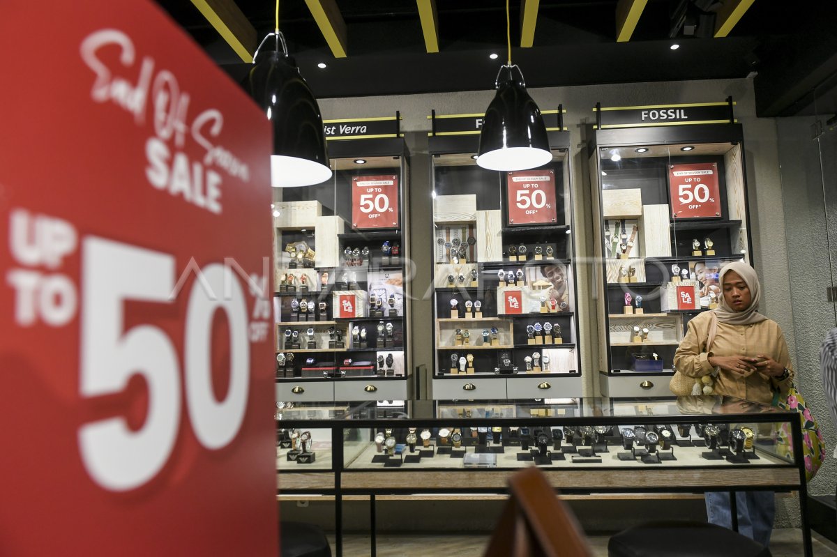 Diskon akhir tahun pusat perbelanjaan | ANTARA Foto
