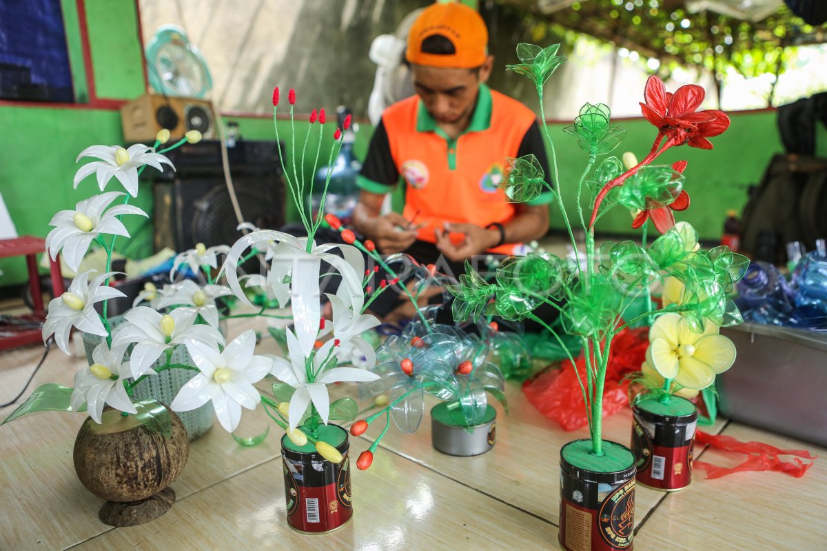 Kerajinan Dari Limbah Plastik Antara Foto