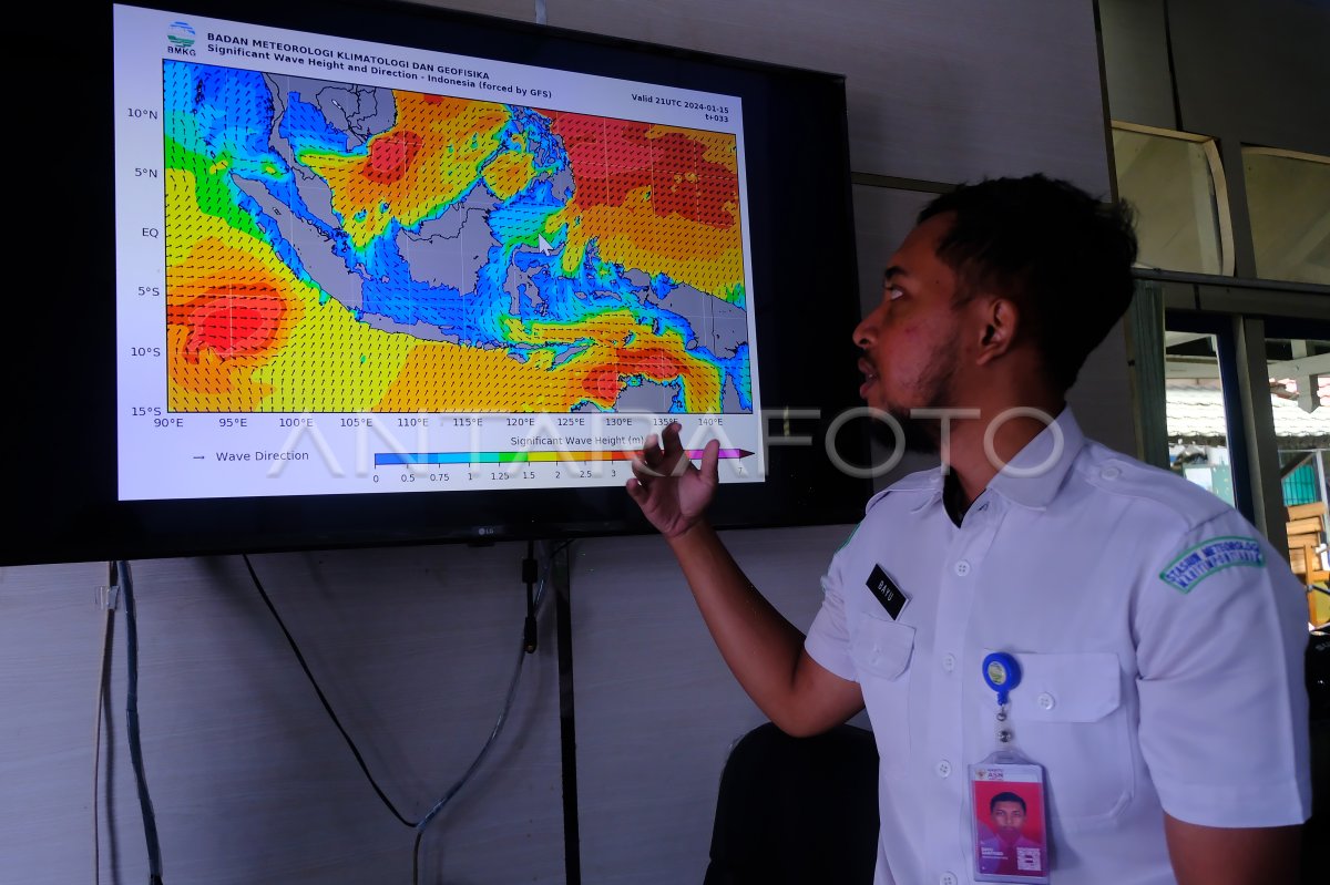 Peringatan dini gelombang tinggi | ANTARA Foto