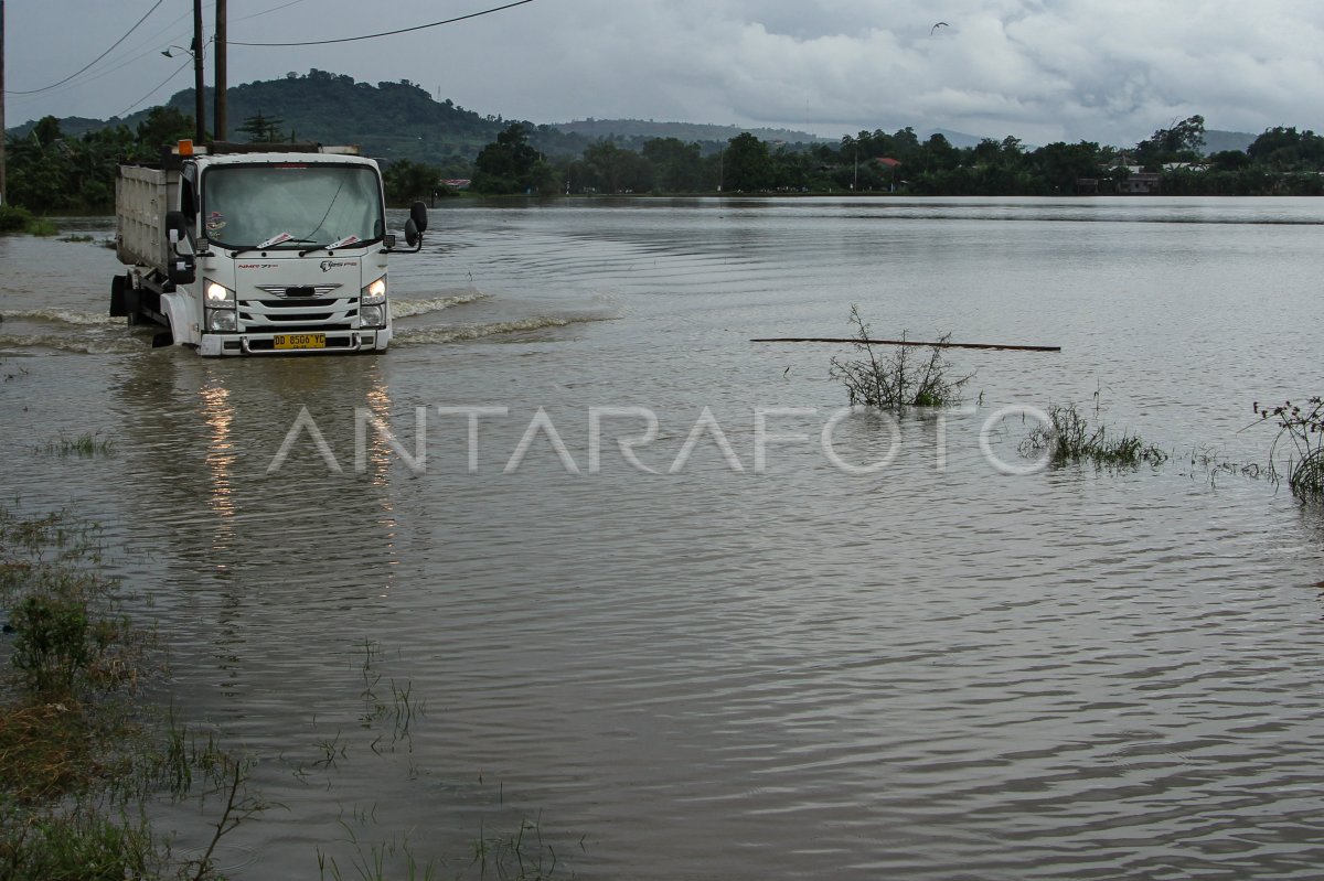 Banjir rendam area persawahan dan jalan desa di Gowa | ANTARA Foto