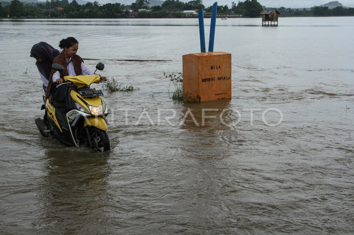 Banjir rendam area persawahan dan jalan desa di Gowa | ANTARA Foto