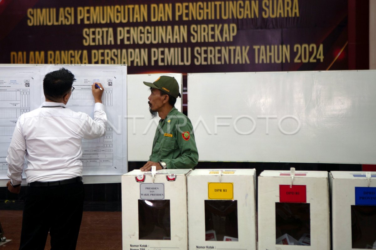 2024 elections and voice calculation simulation | ANTARA Foto 2024 elections and voice calculation simulation | ANTARA Foto