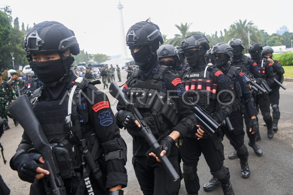 Apel pengamanan pasukan Pemilu 2024 di Jakarta | ANTARA Foto Apel pengamanan pasukan Pemilu 2024 di Jakarta | ANTARA Foto