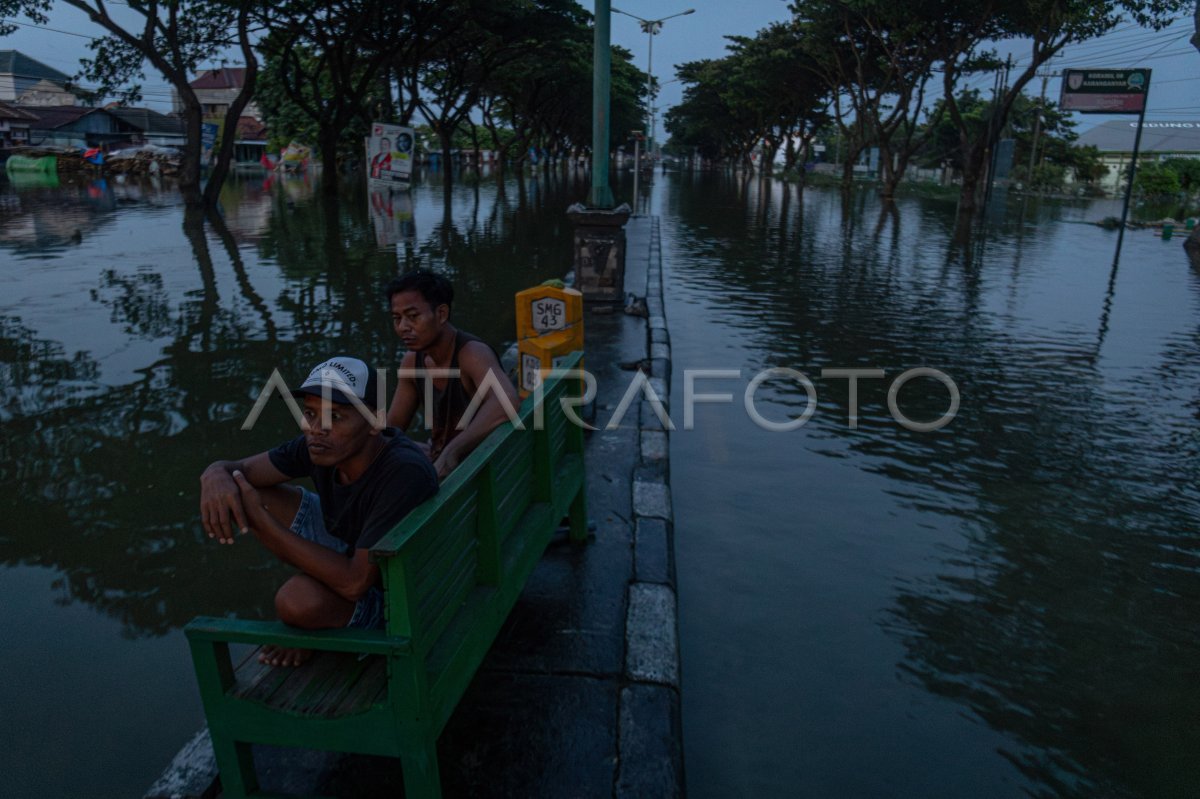 Banjir jalan utama pantura Demak-Kudus berangsur surut | ANTARA Foto Banjir jalan utama pantura Demak-Kudus berangsur surut | ANTARA Foto