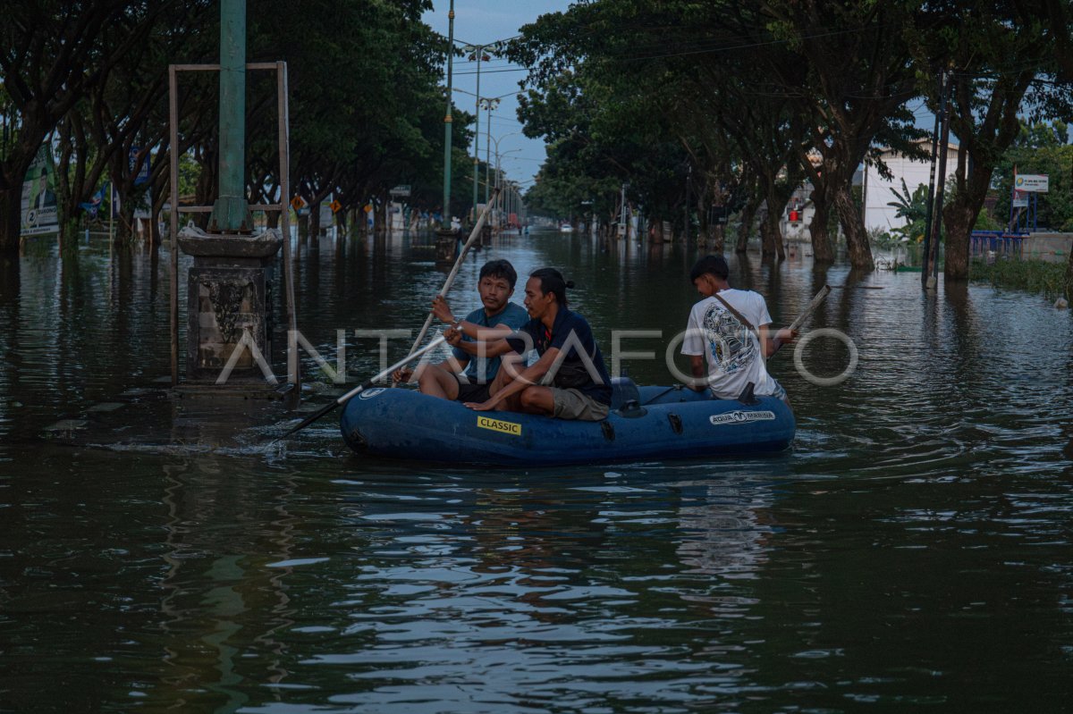 Banjir jalan utama pantura Demak-Kudus berangsur surut | ANTARA Foto Banjir jalan utama pantura Demak-Kudus berangsur surut | ANTARA Foto