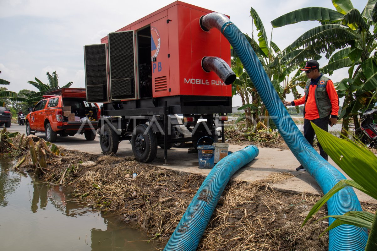 Pompa air bergerak untuk menangani banjir di Demak | ANTARA Foto