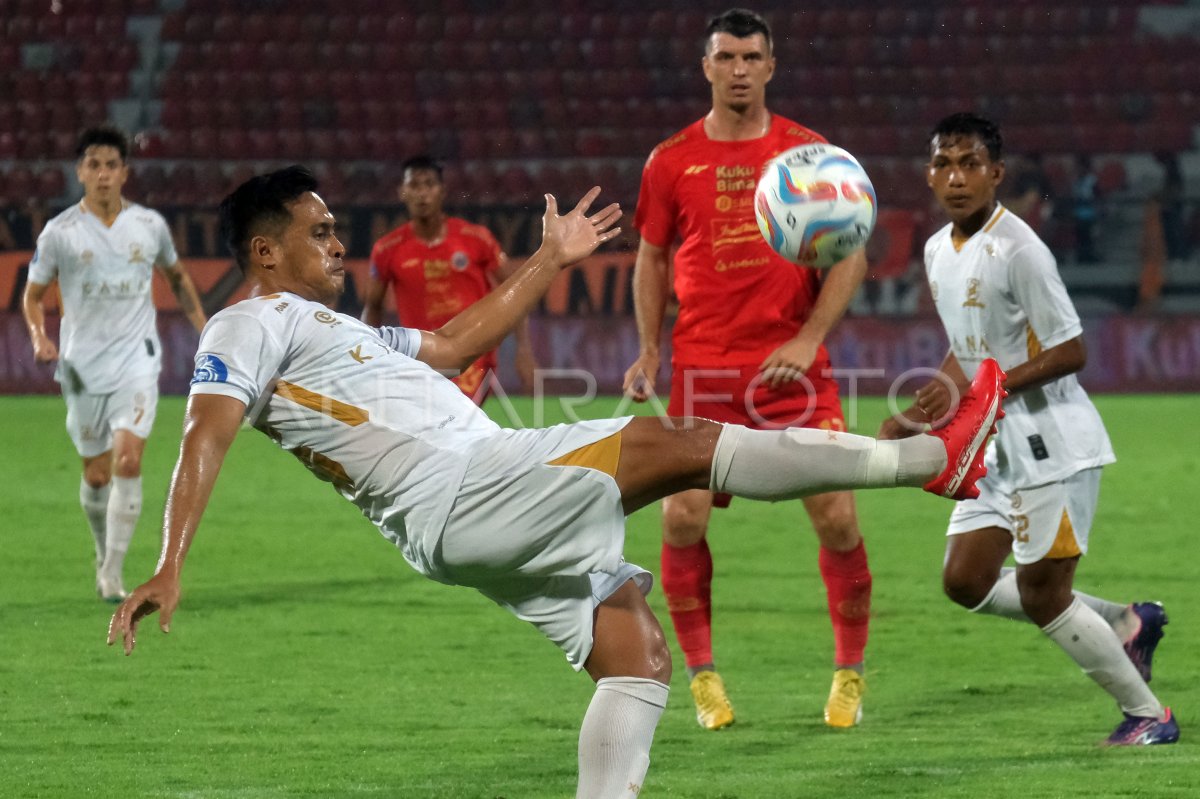 Persija lawan Madura United | ANTARA Foto