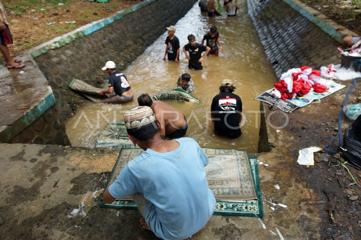 Tradisi cuci karpet Musala di Batang | ANTARA Foto Tradisi cuci karpet Musala di Batang | ANTARA Foto