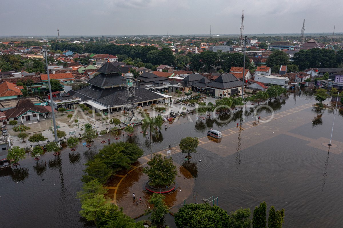 Banjir rendam pusat kota Demak | ANTARA Foto Banjir rendam pusat kota Demak | ANTARA Foto