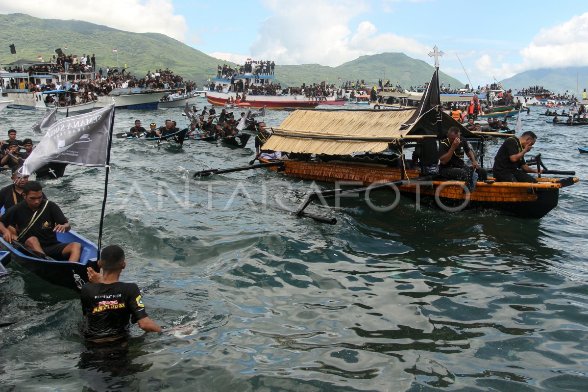 Prosesi laut Semana Santa di Larantuka | ANTARA Foto