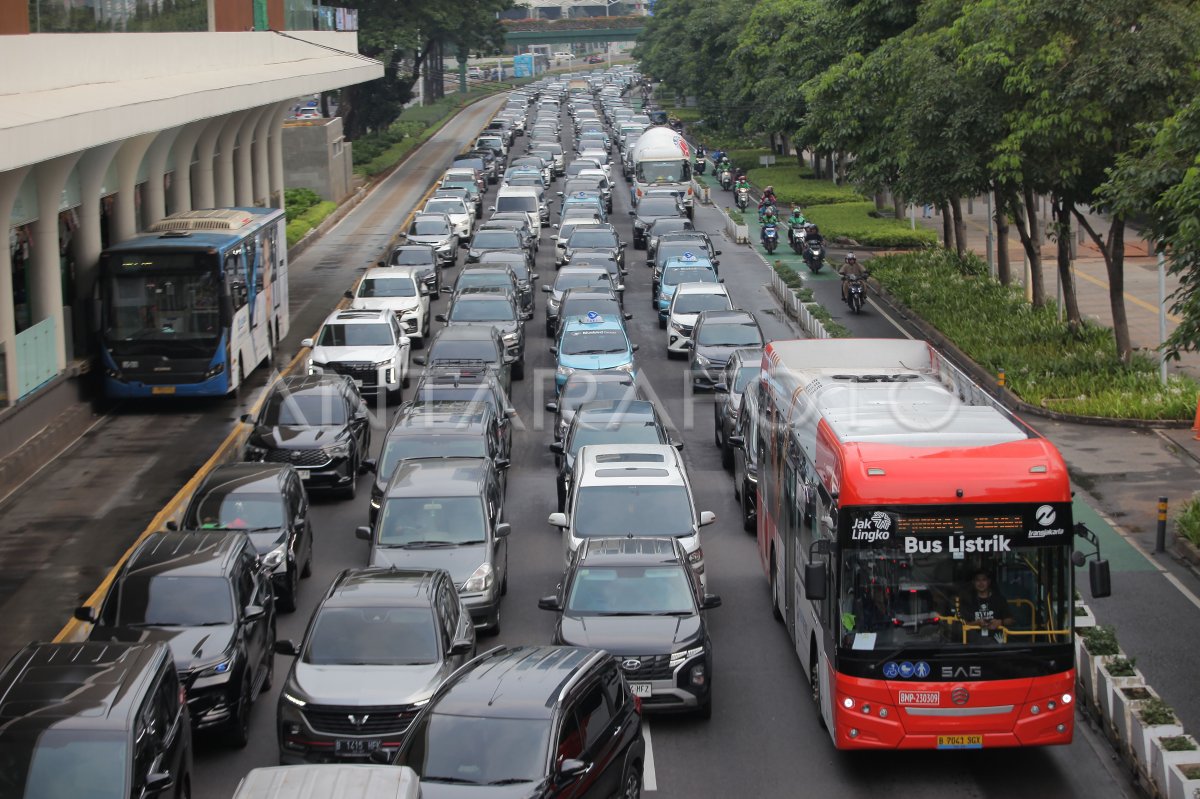 Kemacetan lalu lintas jalan Jendral Sudirman | ANTARA Foto