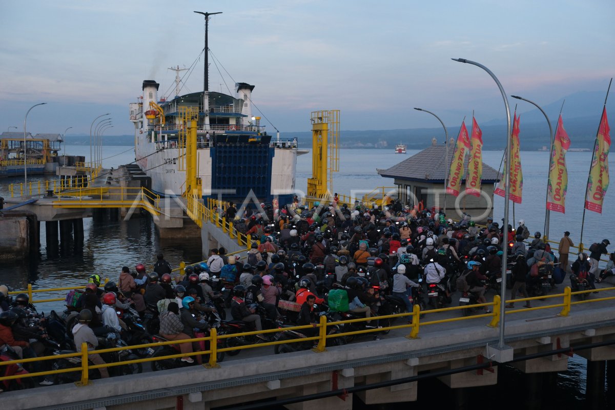 Arus mudik Lebaran di Pelabuhan Gilimanuk Bali | ANTARA Foto