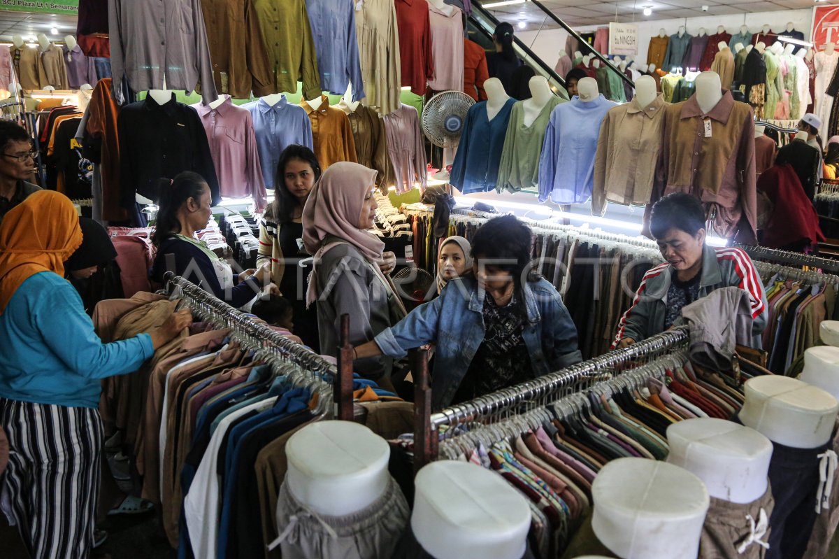 Belanja kebutuhan lebaran di Pasar Johar Semarang | ANTARA Foto