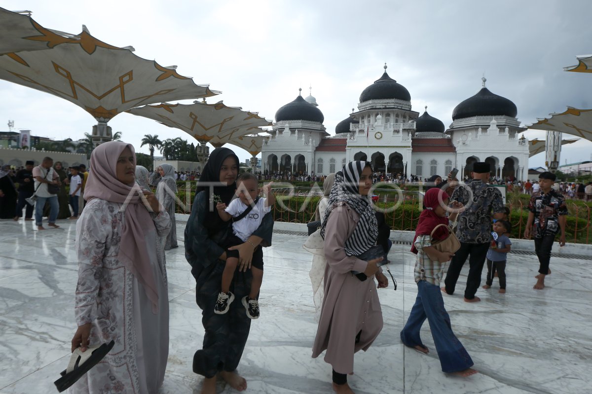 Wisata religi masjid raya Baiturrahman | ANTARA Foto