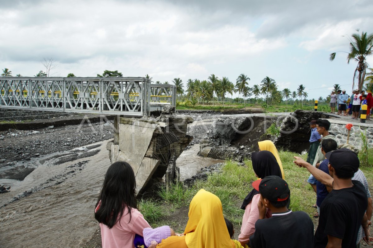 Jembatan putus akibat banjir lahar hujan Gunung Semeru | ANTARA Foto