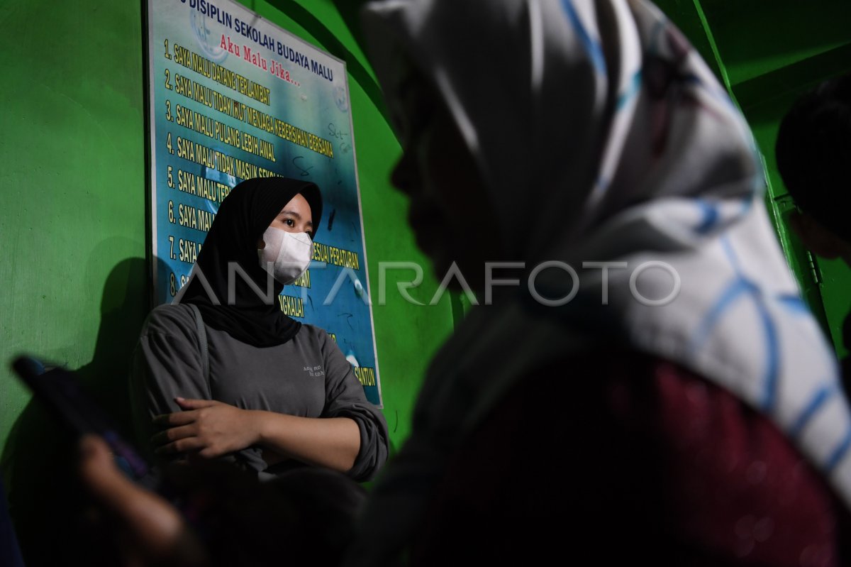Keluarga korban kecelakaan bus | ANTARA Foto
