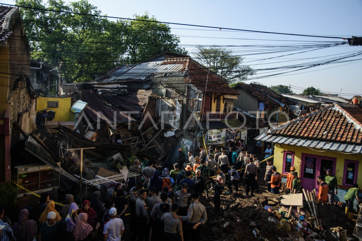 Dampak pipa PDAM pecah di Bandung | ANTARA Foto Dampak pipa PDAM pecah di Bandung | ANTARA Foto