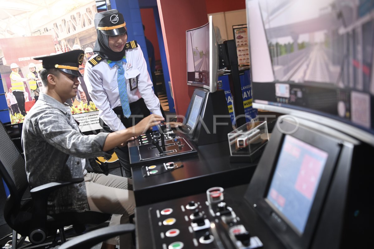 Education of LRT masinis simulator | ANTARA Foto
