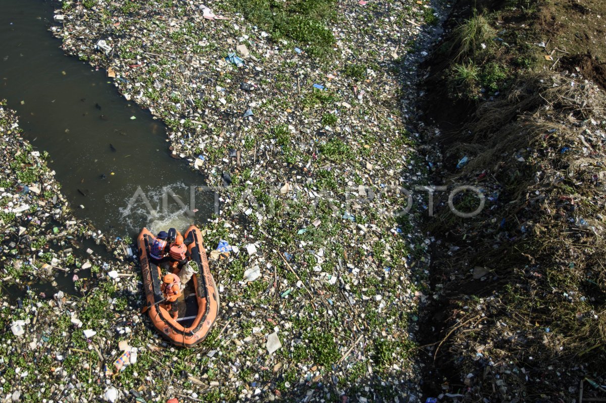 Pembersihan sampah di Sungai Citarum | ANTARA Foto