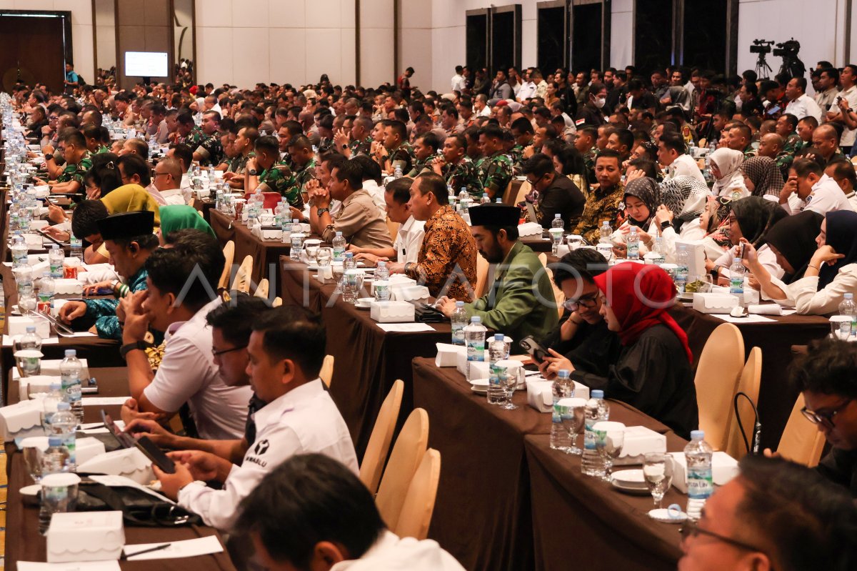 Rakor Kesiapan Penyelenggaraan Pilkada Serentak 2024 di Makassar | ANTARA Foto