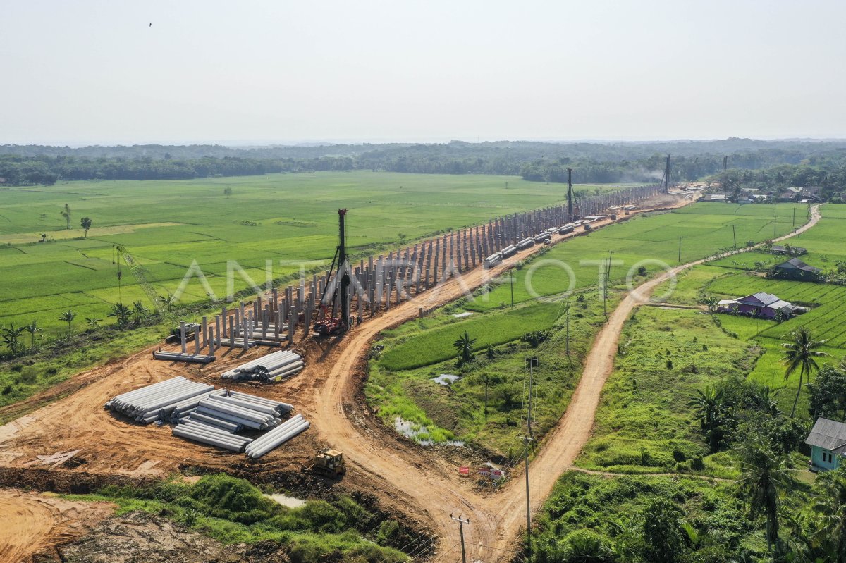 Pembangunan jalan tol Serang-Panimbang | ANTARA Foto