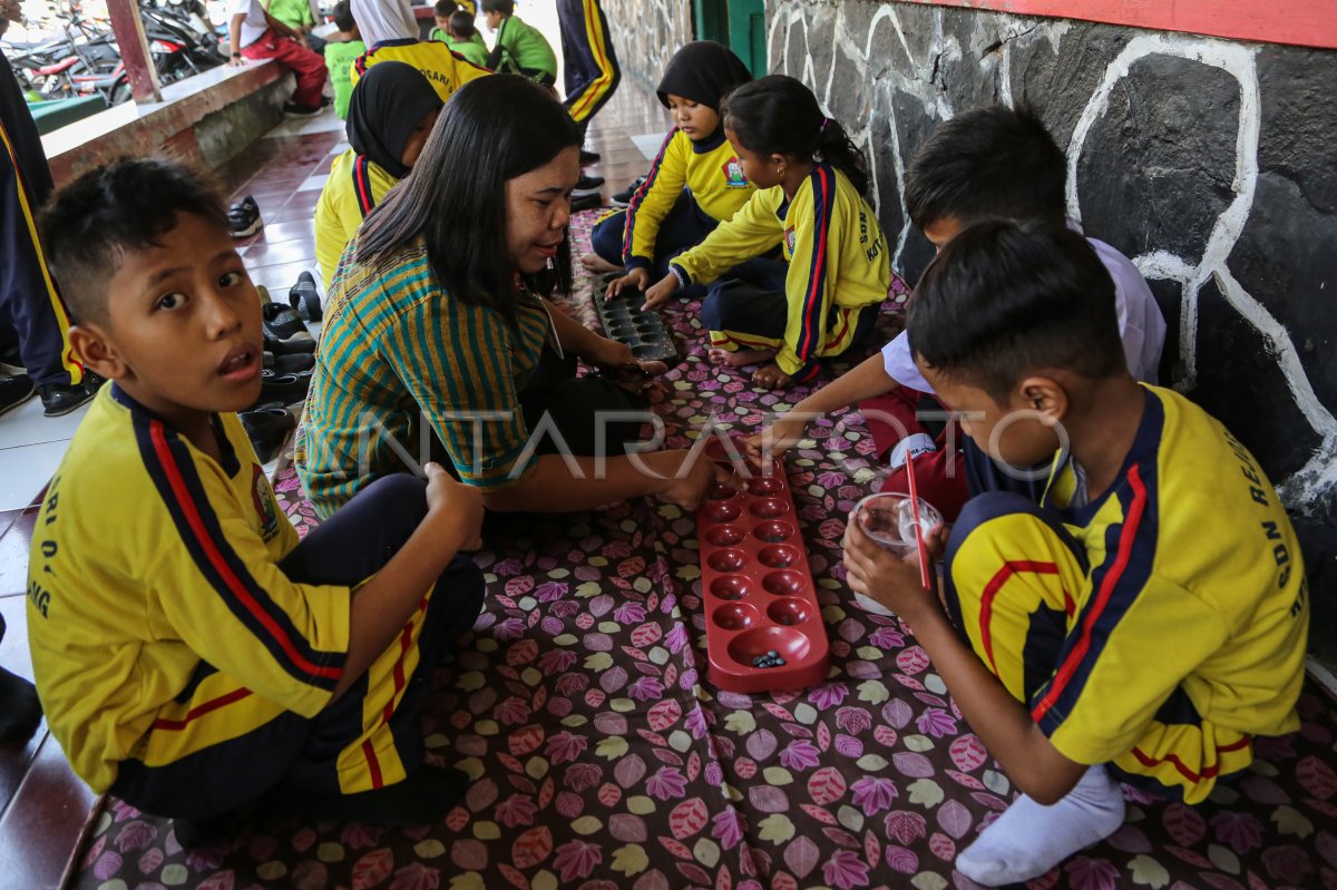 Permainan tradisional sambut Hari Anak Nasional di Semarang | ANTARA Foto