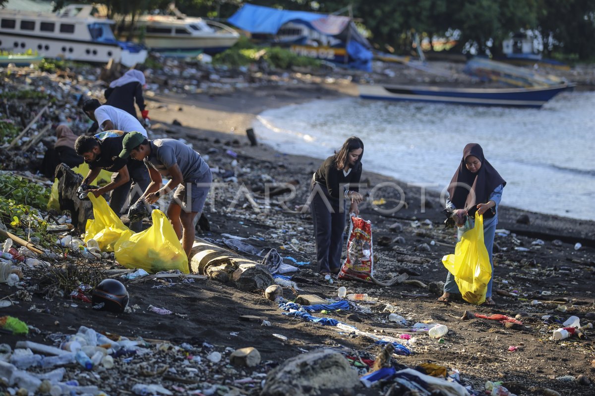Aksi bersih sampah di Pantai Gambesi Ternate | ANTARA Foto