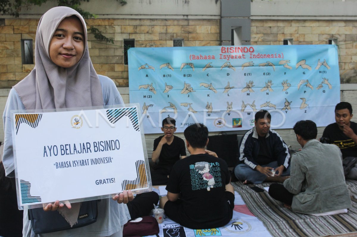 Edukasi bahasa isyarat di Hari Bebas Kendaraan Bermotor | ANTARA Foto