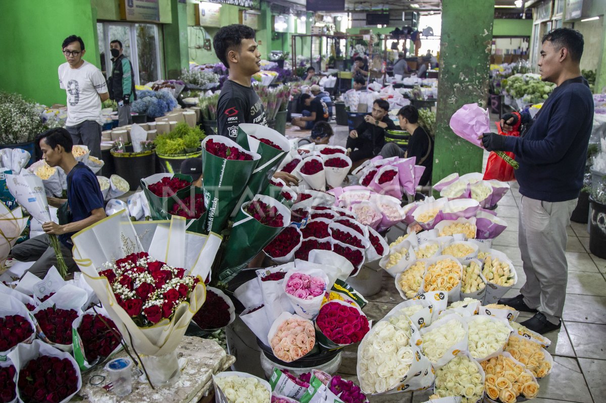 Penjualan bunga jelang HUT Kemerdekaan RI | ANTARA Foto