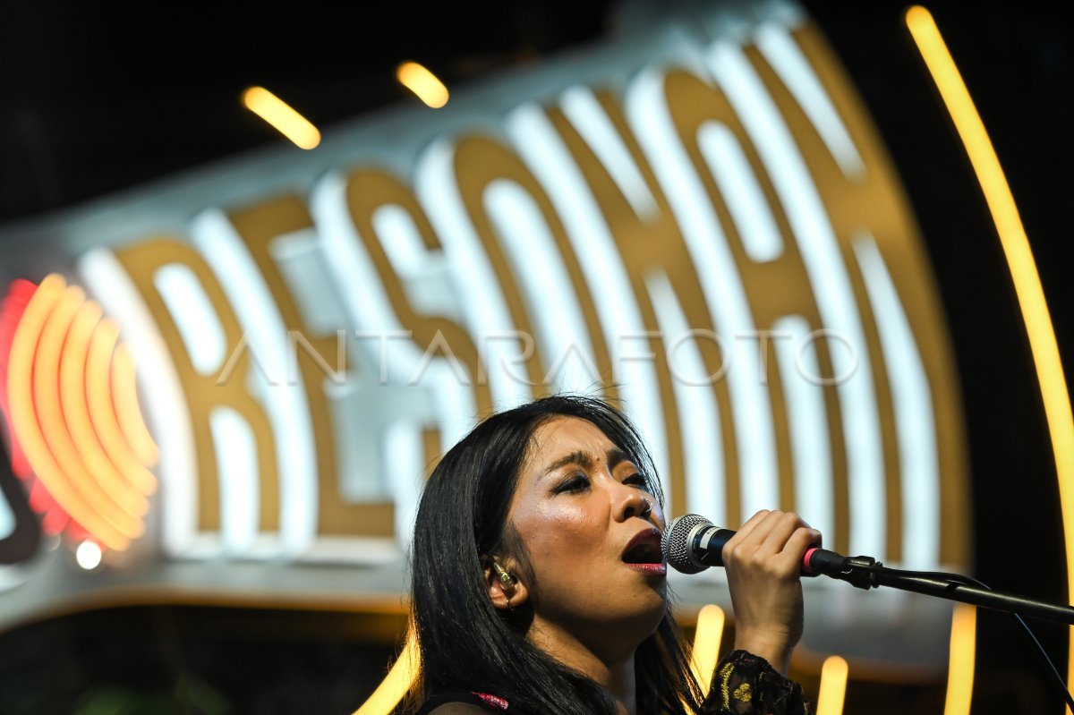 Konser kolaborasi Barasuara dan Efek Rumah Kaca | ANTARA Foto