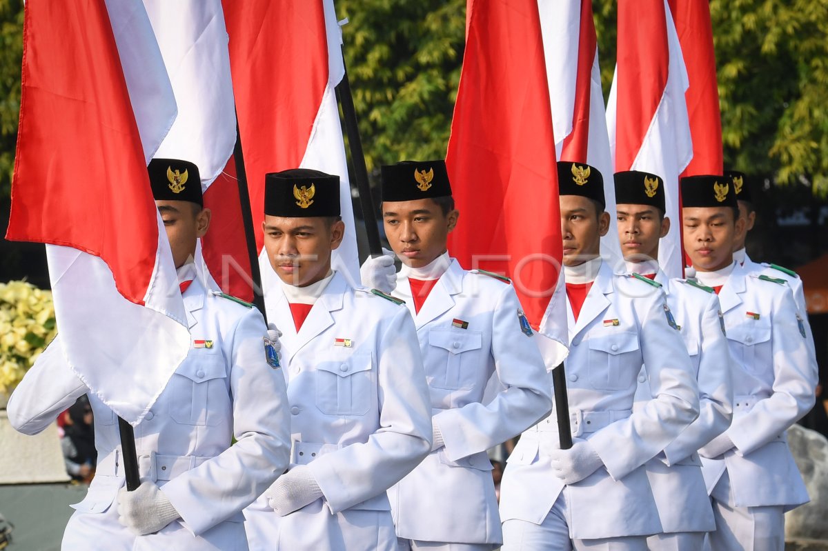 Pengibaran bendera Merah Putih di Bundaran HI | ANTARA Foto