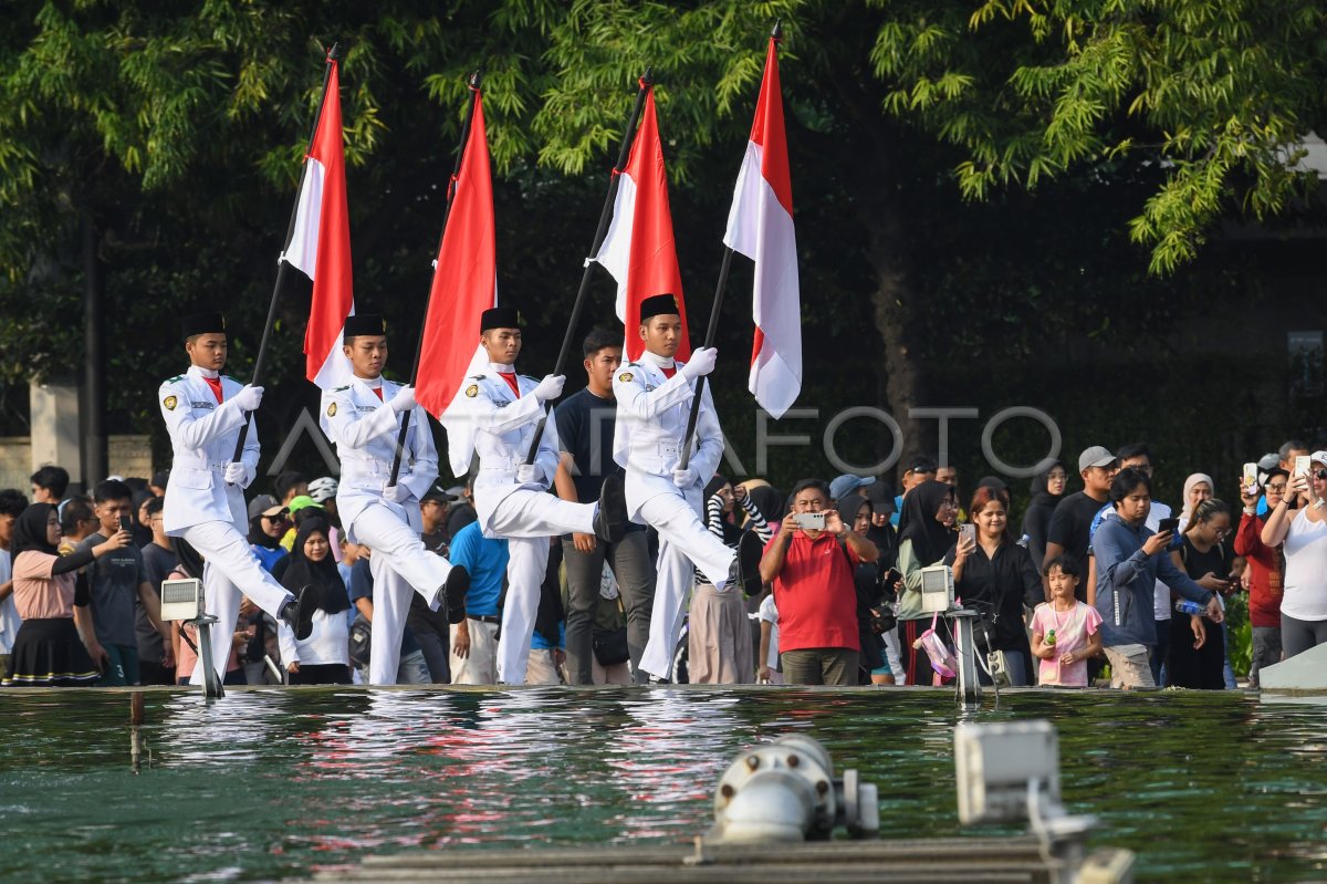 Pengibaran bendera Merah Putih di Bundaran HI | ANTARA Foto