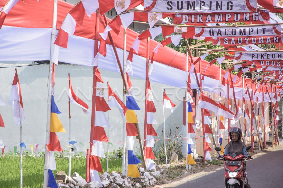 Semarak hiasan merah putih jelang HUT Kemerdekaan RI | ANTARA Foto