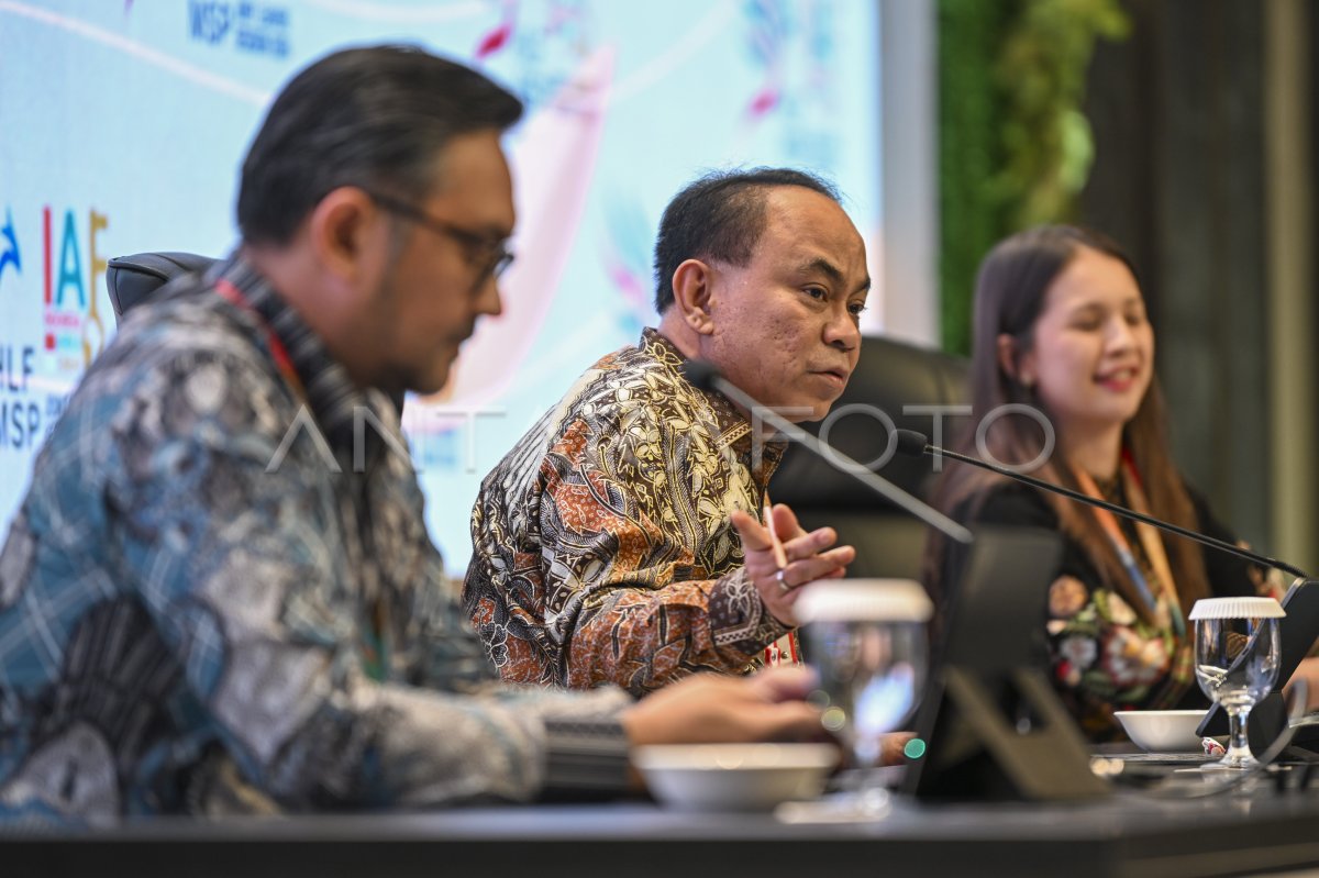 Menkominfo kunjungi Media Center IAF II-HLF MSP | ANTARA Foto