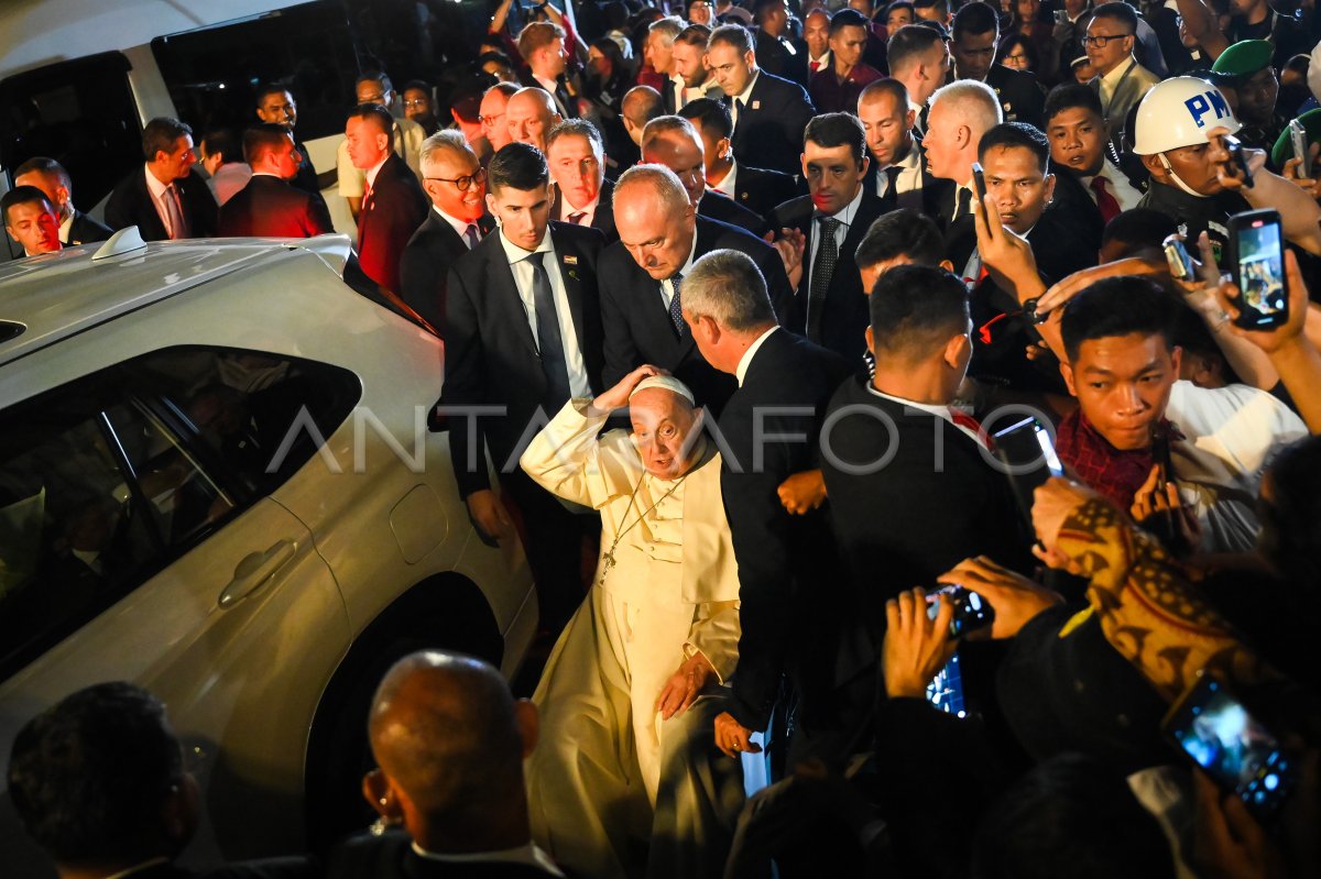 Paus Fransiskus tinggalkan Gereja Katedral Jakarta | ANTARA Foto