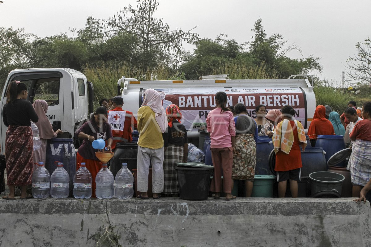 PMI Provinsi Banten distribusikan bantuan air bersih untuk warga | ANTARA Foto