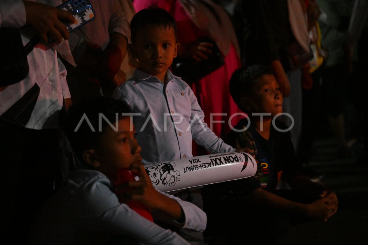 PON XXI Aceh-Sumut: Warga menunggu kedatangan Presiden Jokowi | ANTARA Foto PON XXI Aceh-Sumut: Warga menunggu kedatangan Presiden Jokowi | ANTARA Foto