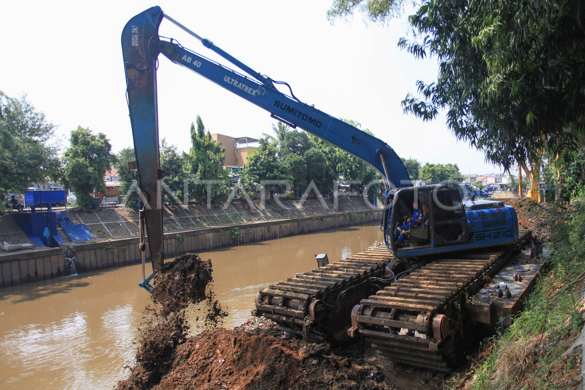Normalisasi Sungai Ciliwung di Jakarta | ANTARA Foto
