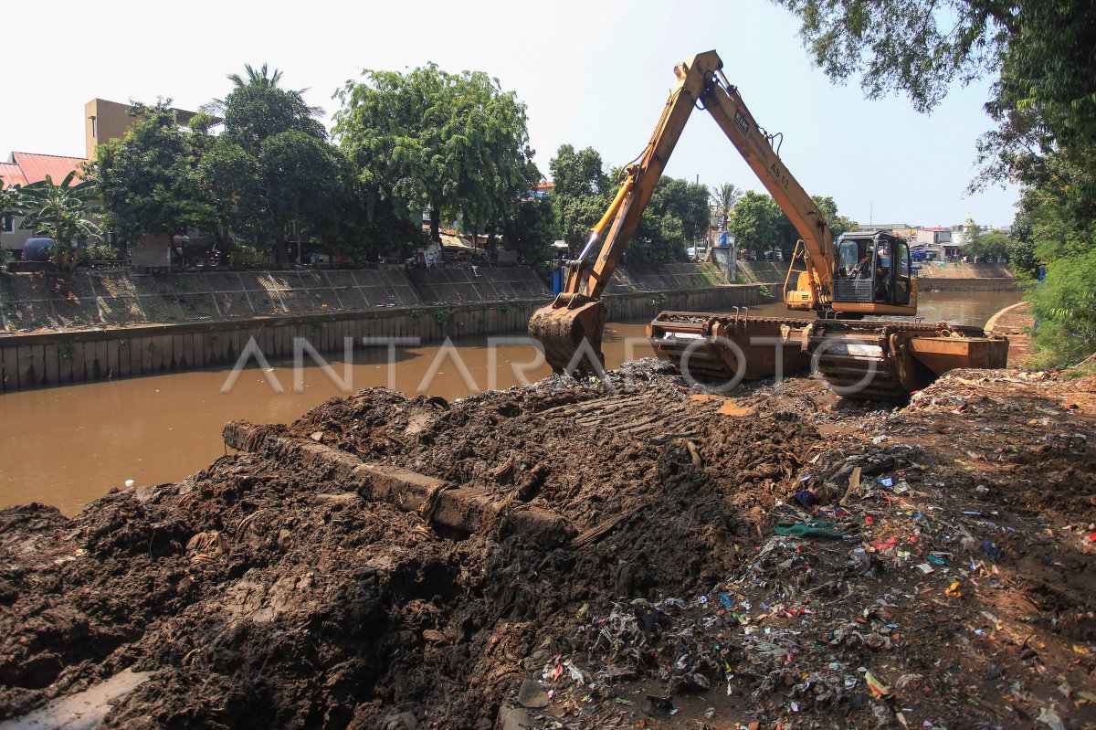 Normalisasi Sungai Ciliwung di Jakarta | ANTARA Foto