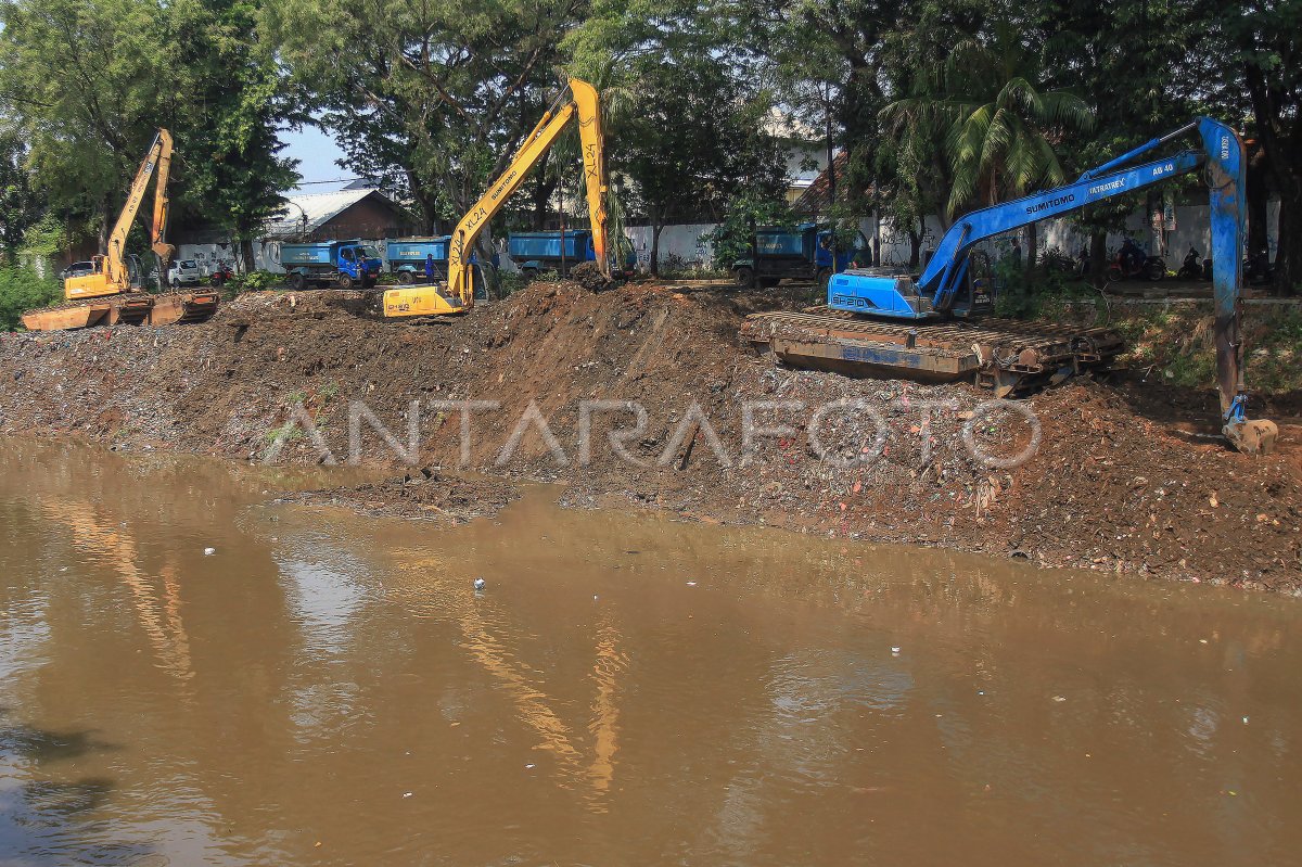 Normalisasi Sungai Ciliwung di Jakarta | ANTARA Foto