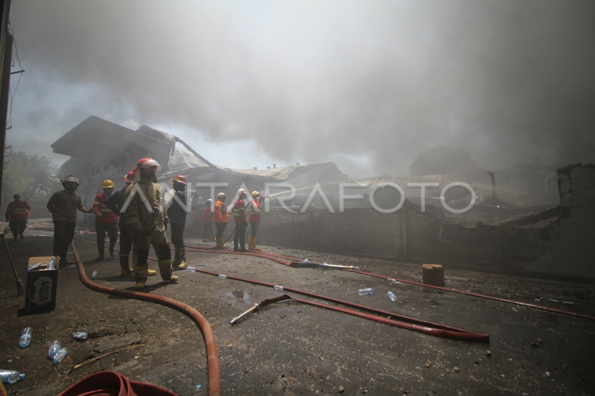 Kebakaran pabrik di Krian Sidoarjo | ANTARA Foto