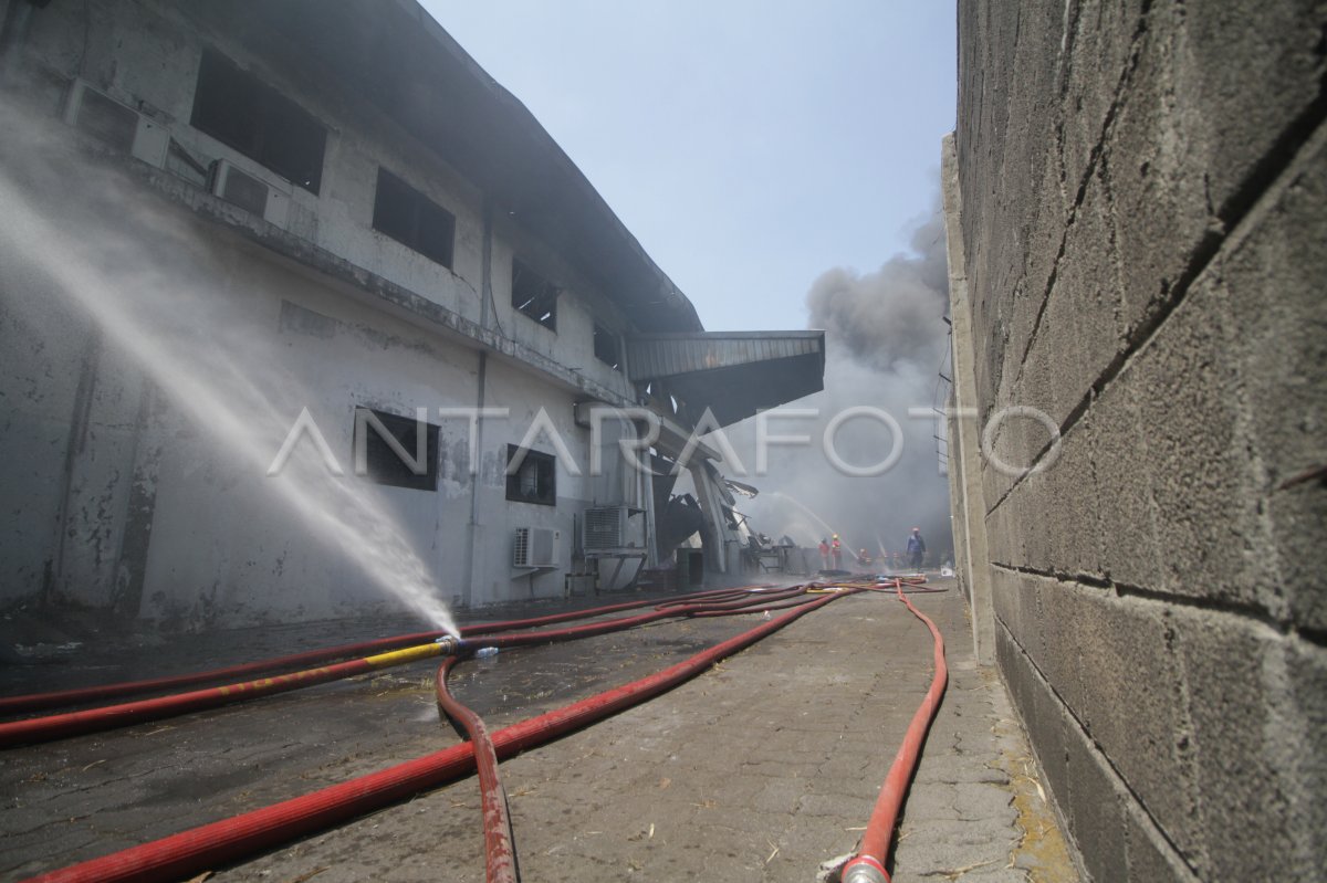 Kebakaran pabrik di Krian Sidoarjo | ANTARA Foto