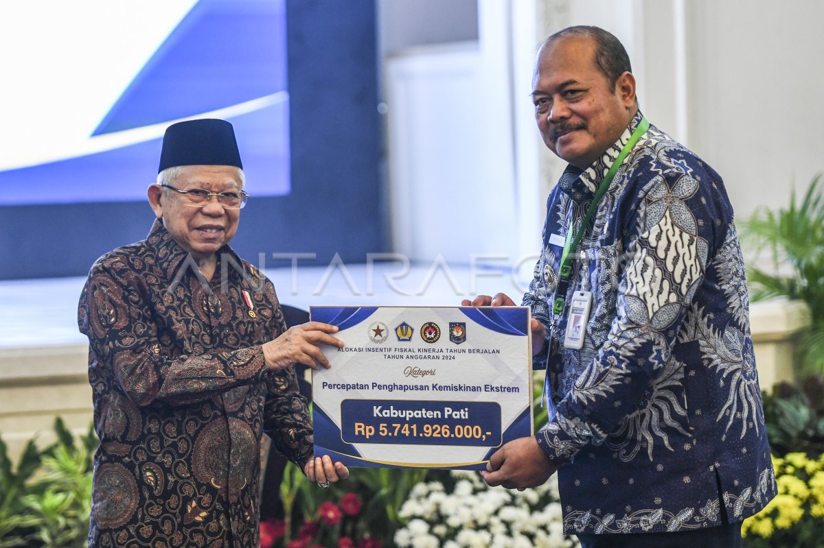 Penyerahan dana insentif fiskal penghapusan kemiskinan ekstrem | ANTARA Foto