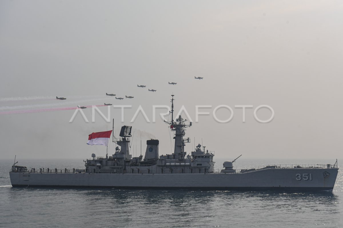 Sailing pass kapal perang dan parade alutsista TNI AL | ANTARA Foto