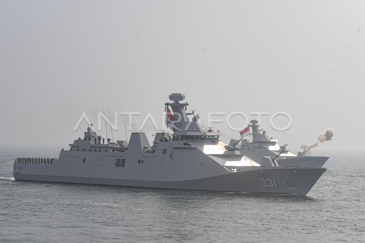 Sailing pass kapal perang dan parade alutsista TNI AL | ANTARA Foto