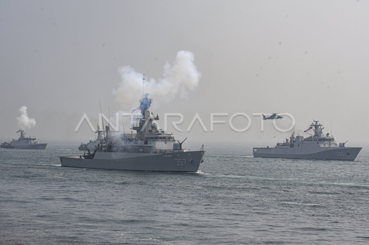 Sailing pass kapal perang dan parade alutsista TNI AL | ANTARA Foto