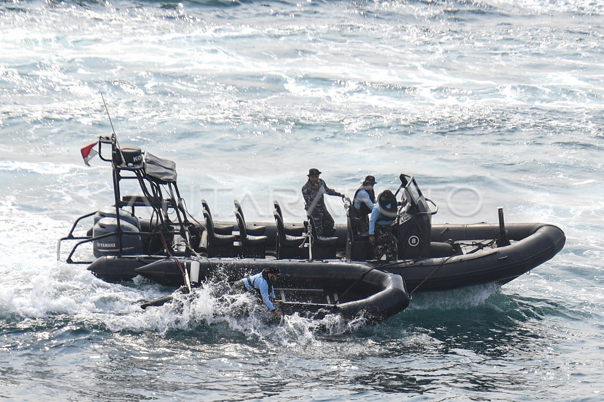 Sailing pass kapal perang dan parade alutsista TNI AL | ANTARA Foto