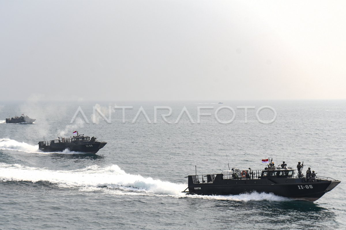 Sailing pass kapal perang dan parade alutsista TNI AL | ANTARA Foto