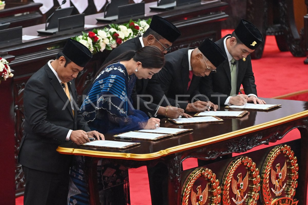 Pelantikan anggota parlemen masa bakti 2024-2029 | ANTARA Foto