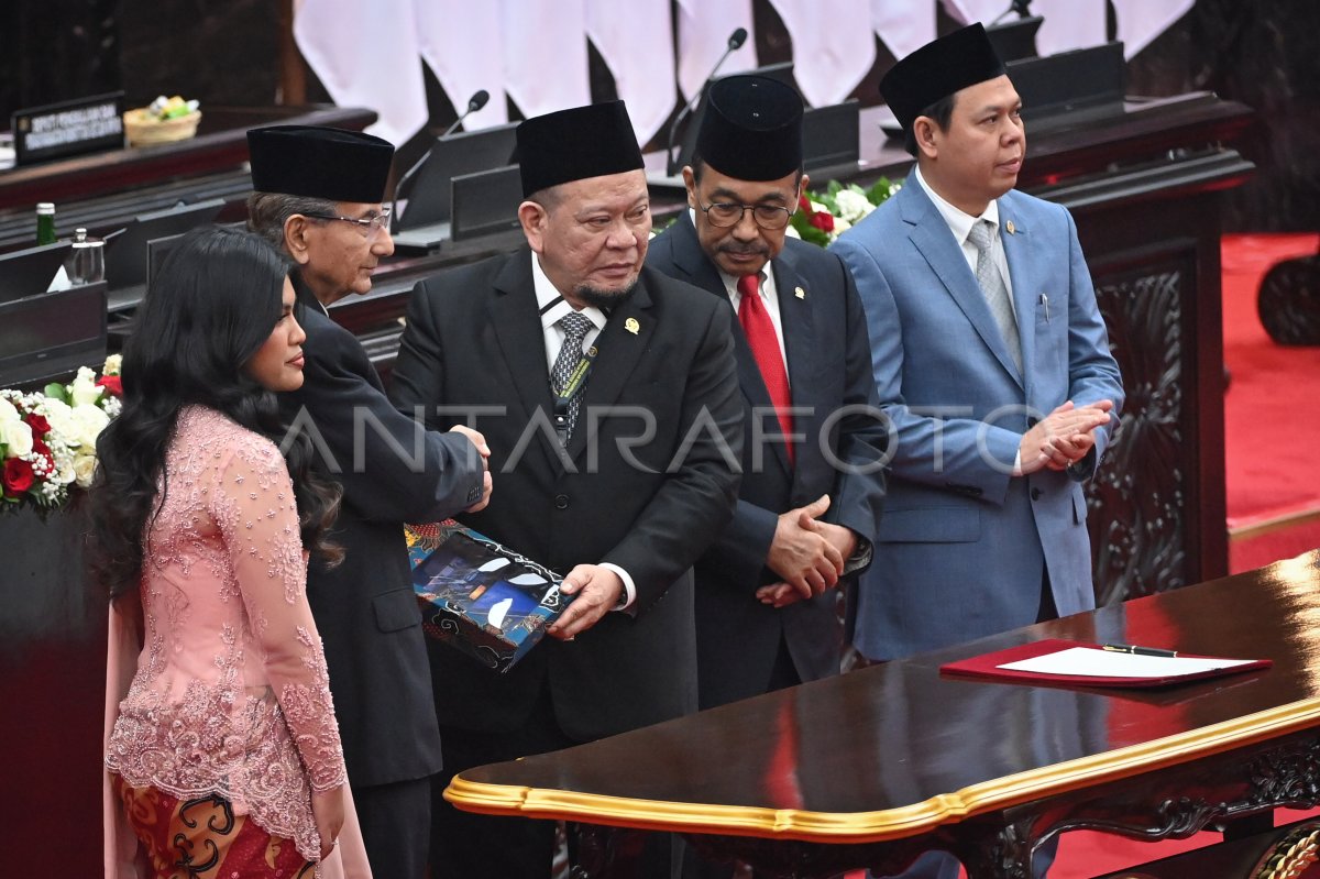 Pelantikan anggota parlemen masa bakti 2024-2029 | ANTARA Foto